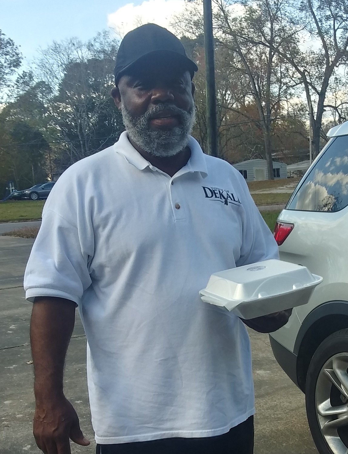 Mayor delivers lunch plates